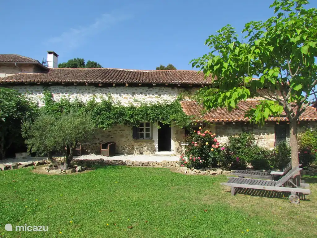 Domaine la Girouette in Saint-Mathieu, Limousin huren? | Micazu