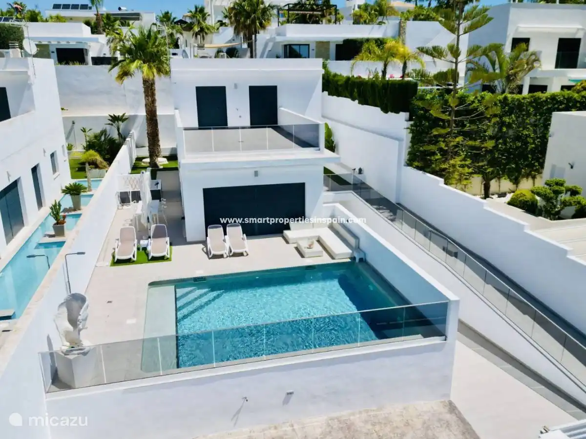 VILLA BEAU + privater beheizter Pool in La Marina mieten Sie bei Micazu