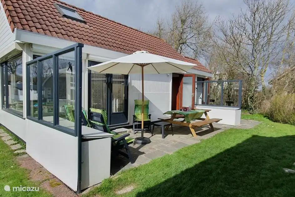 DE ZON IN ZEELAND lopend naar strand in Zeeland boek je voordelig bij ...