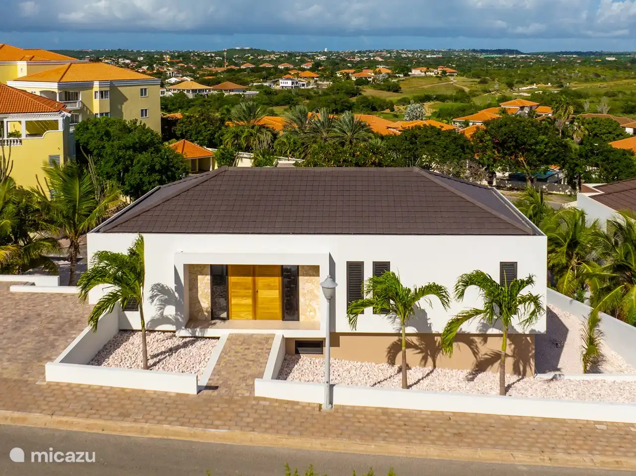 Rent New luxury villa Blue Bay Resort in Blue Bay, Curacao-Middle. | Micazu