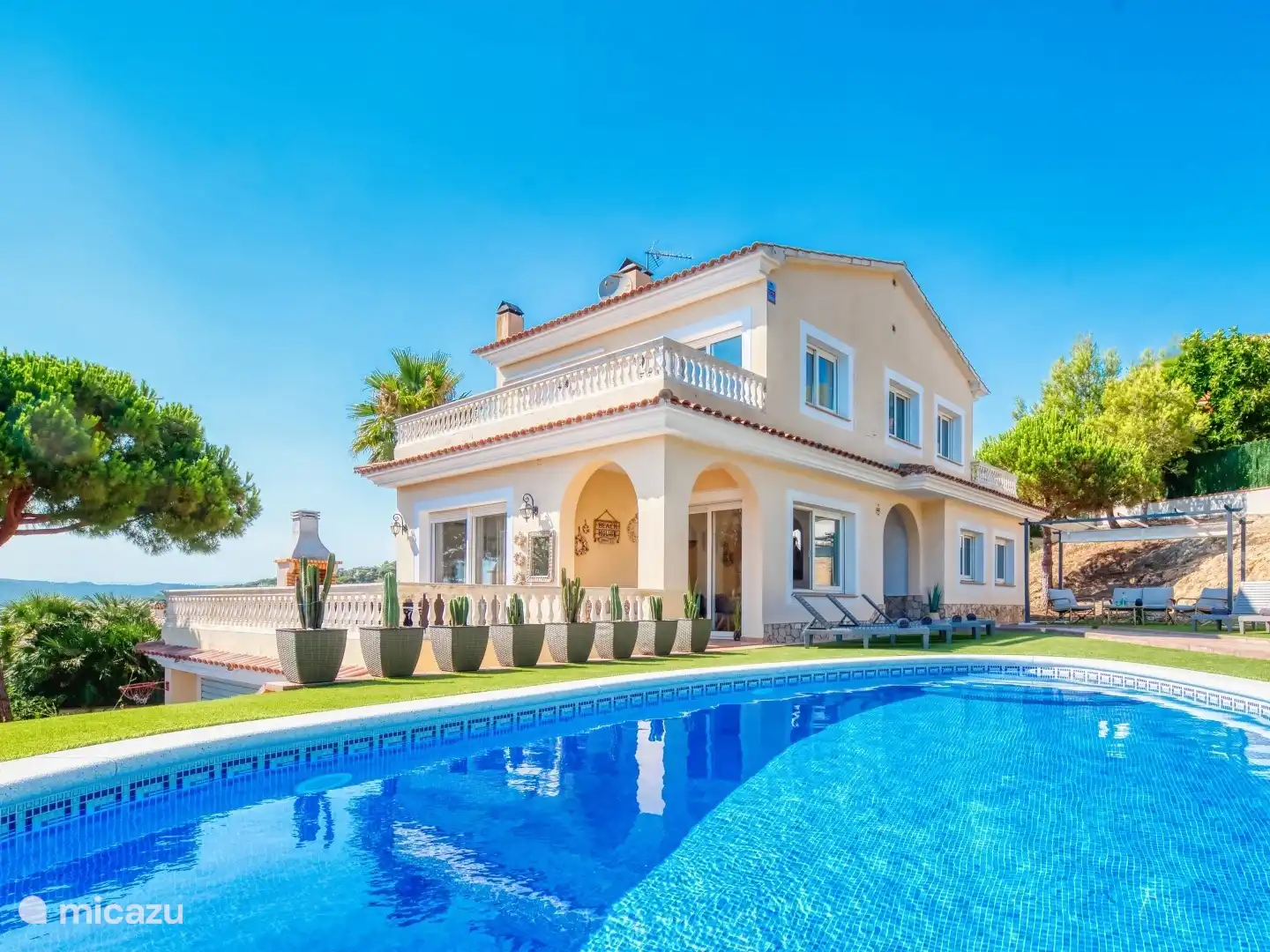 Costacabana - Villa Ibiza in Lloret de Mar boek je bij Micazu